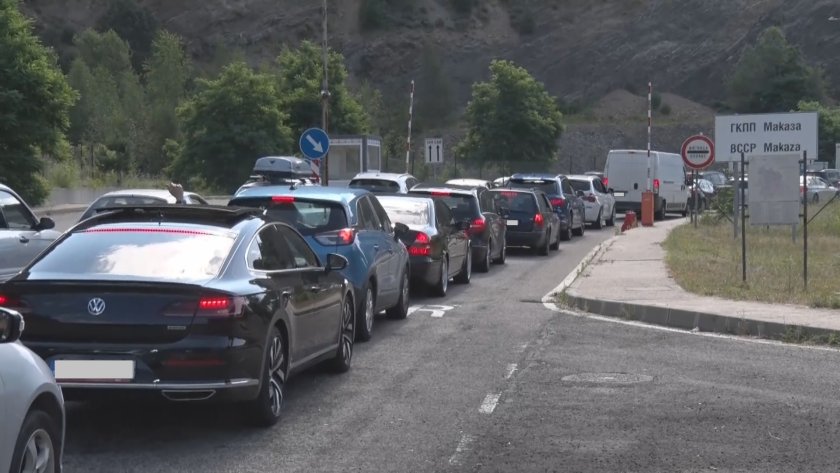 3 километрови опашки за влизане в Гърция на ГКПП Маказа