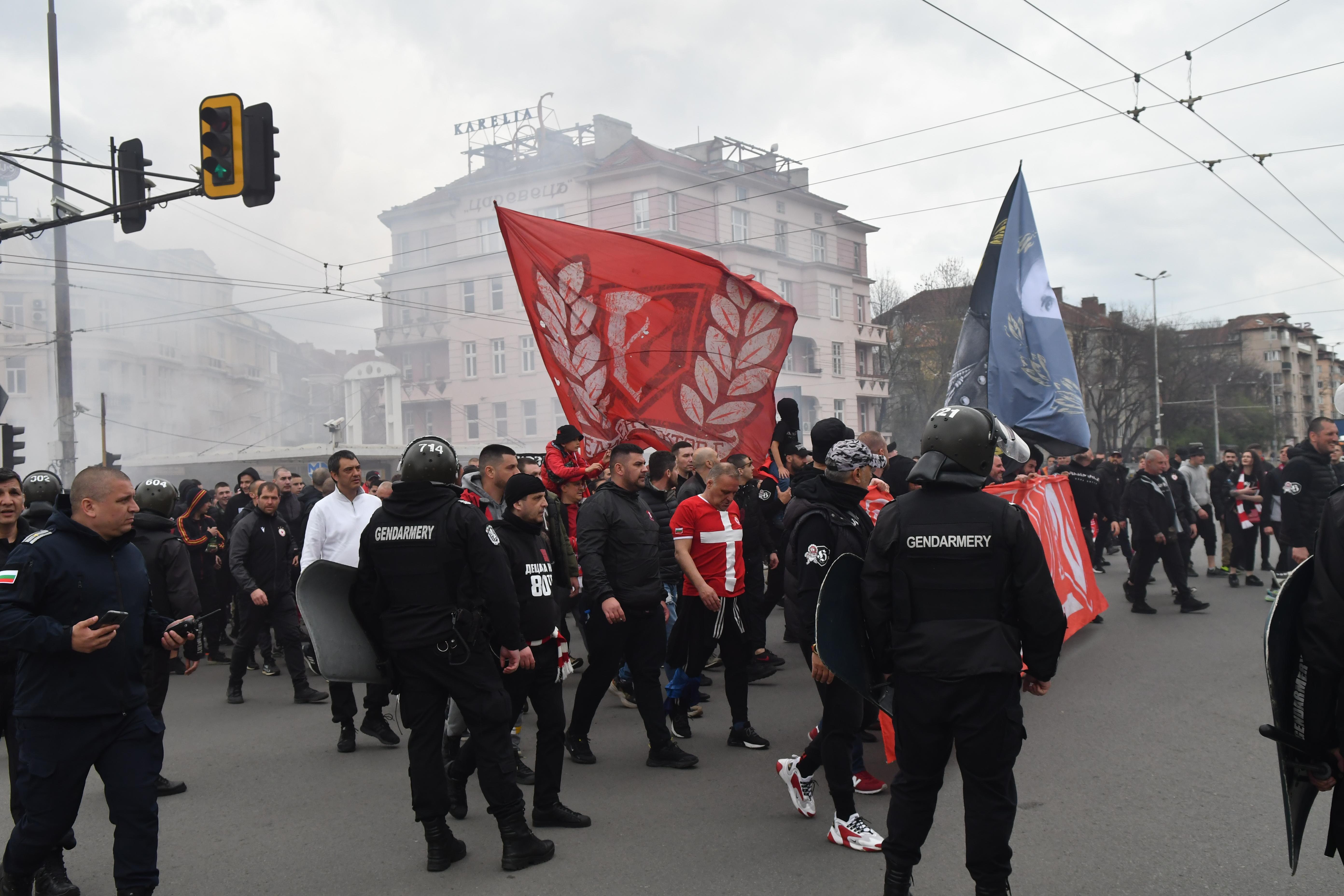 Фенове на ЦСКА вилнеят на "Армията"