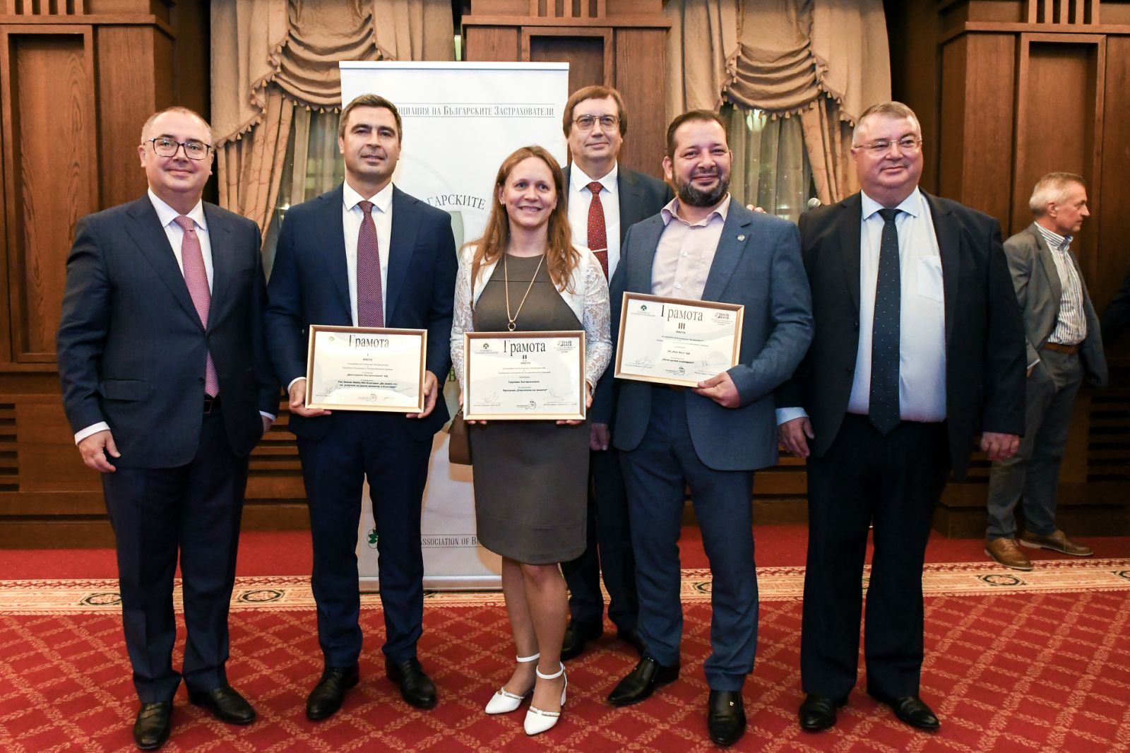 Наградиха ЗК „Лев Инс“ за кампанията „Пази детето в интернет“