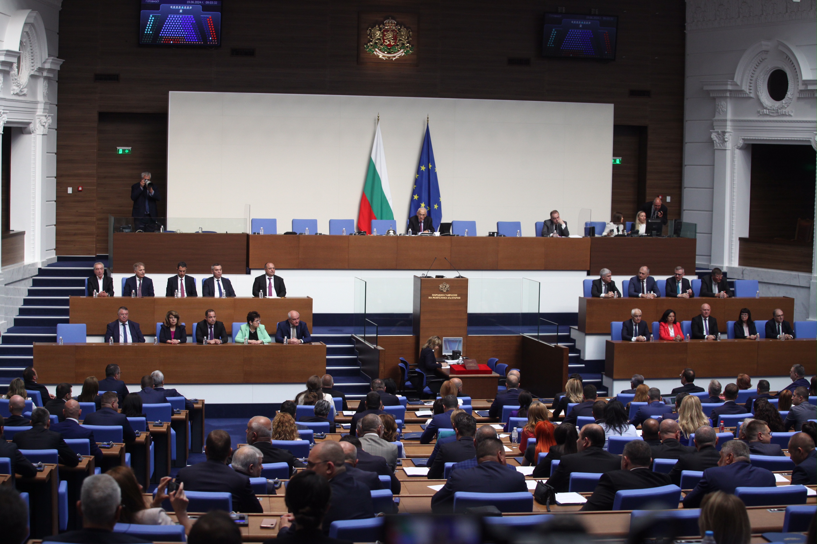 Парламентът избра временна комисия за изработване на проект на правилник за организацията и