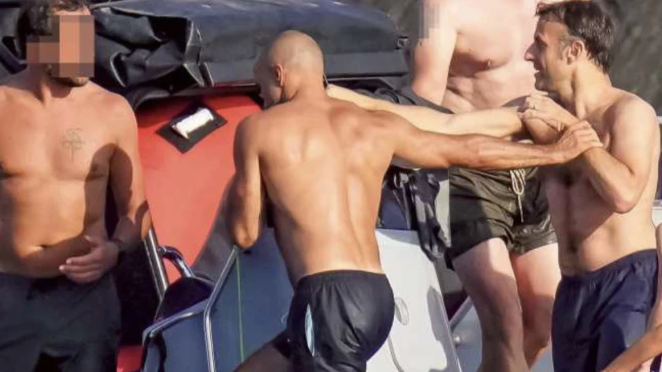 Какви ги върши президентът Макрон Провокативни снимки с мъже го издадоха че е на почивка