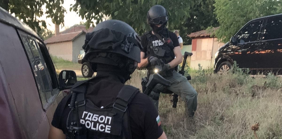 ГДБОП неутрализира престъпна група за търговия с незаконни огнестрелни оръжия и боеприпаси СНИМКИ