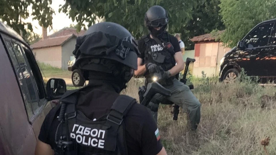 ГДБОП неутрализира престъпна група за търговия с незаконни огнестрелни оръжия и боеприпаси СНИМКИ