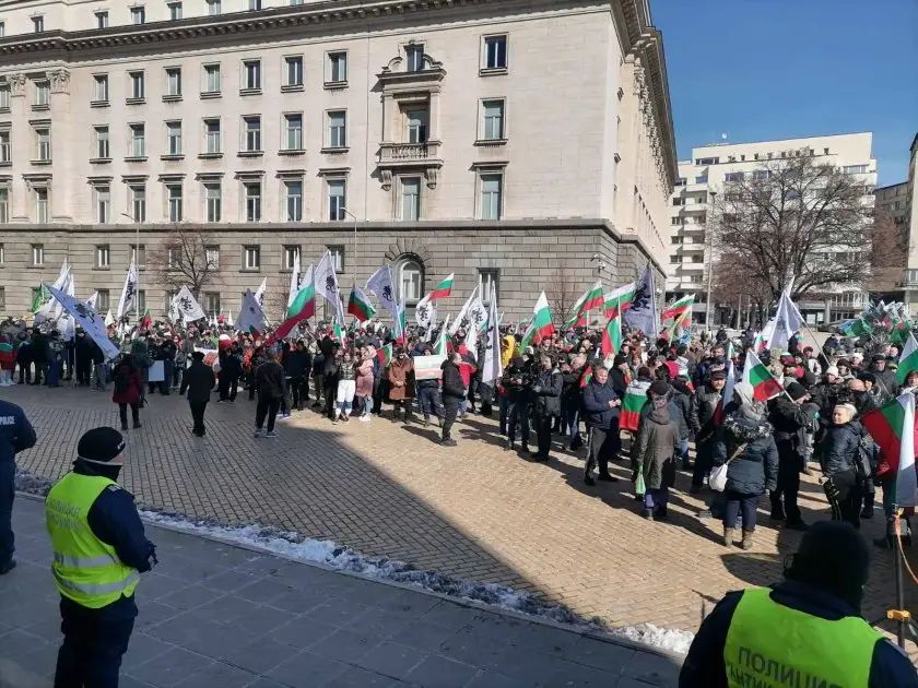 Протест за запазване на лева организира Възраждане пред БНБ ВИДЕО
