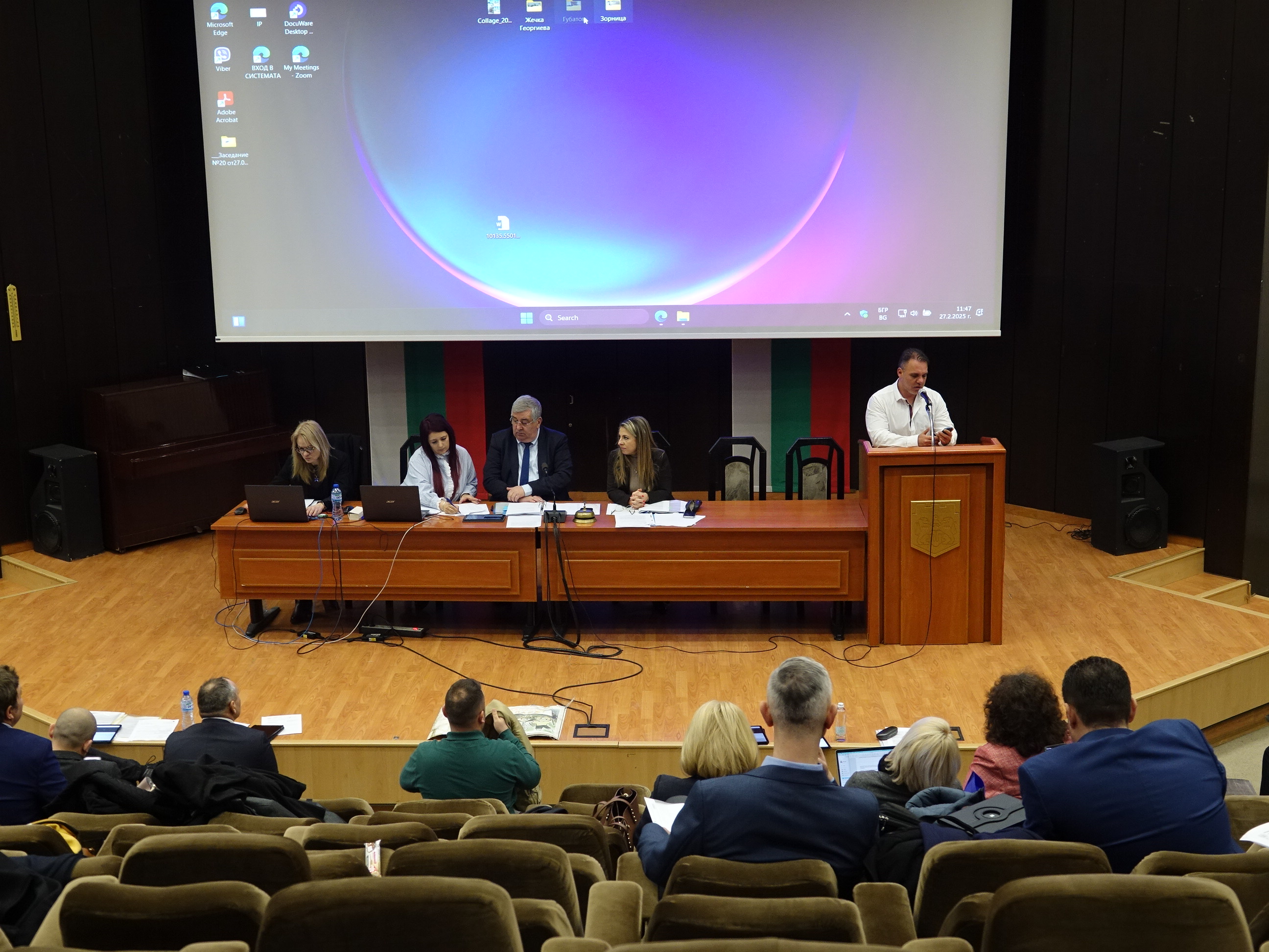 След дълъг дебат Общинският съвет гласува средства за довършване на два спортни обекта във Варна