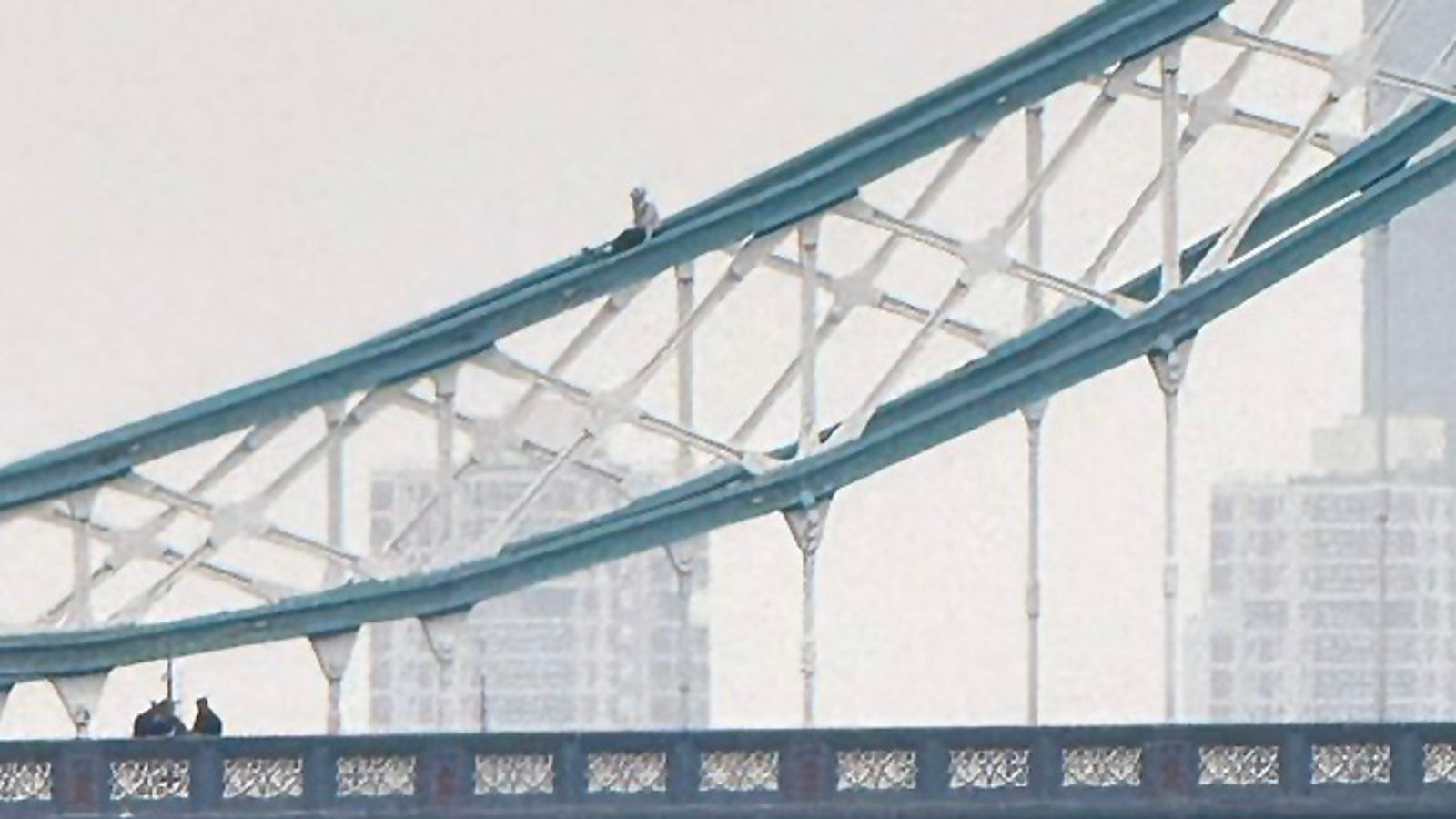 Лондонският "Тауър бридж" беше затворен, след като мъж се изкатери ...