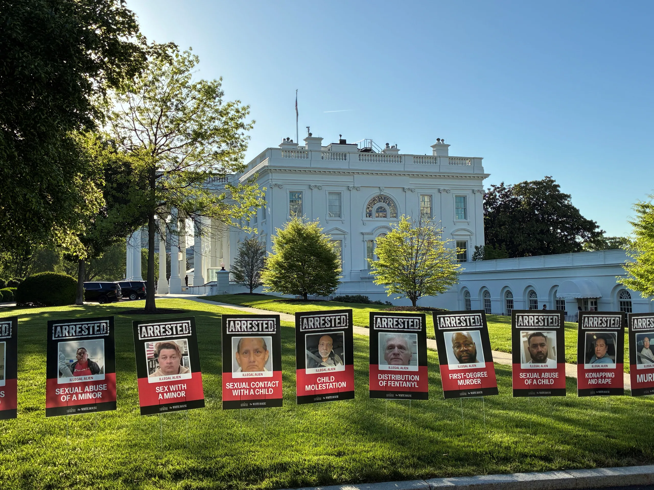 Белият дом нареди снимките на 100 мигранти престъпници по алеята си (ВИДЕО)