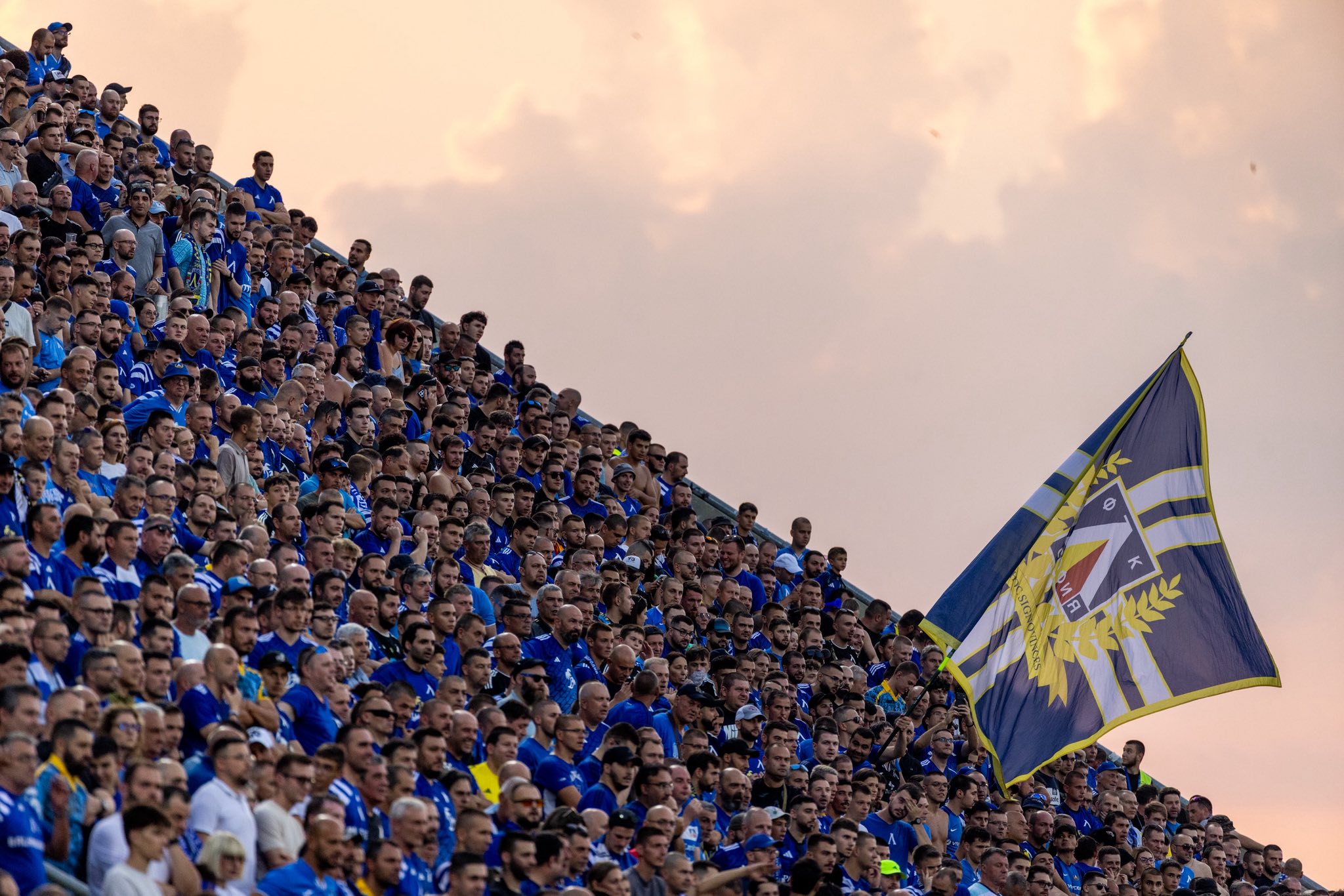 Феновете на Левски изкупиха всички билети за Алкмаар