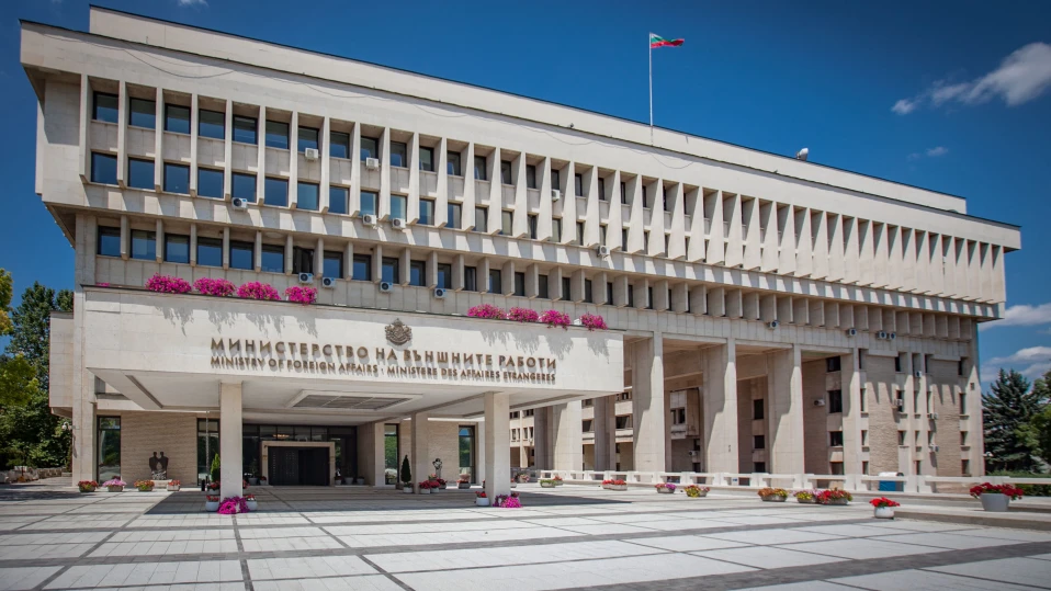 МВнР: Очакваме бързо разследване след палеж на български автомобили в ...